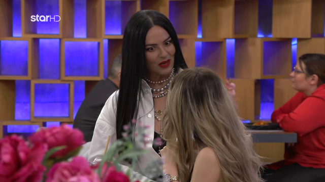 First Dates | Η Χριστίνα έφτασε πρώτη στο ραντεβού και περιμένει! | Star TV